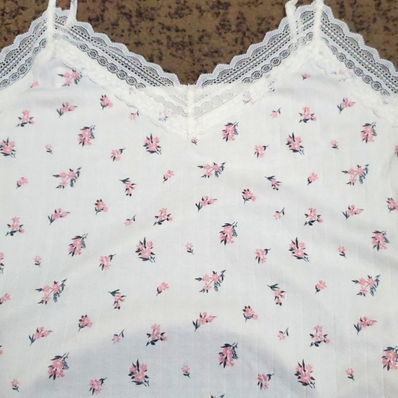 No Boundaries | Tops | Tank Top With Flowers And White With A Pretty ...